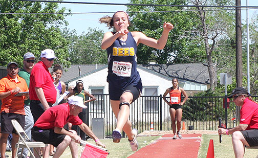 Hailey Martin triple jump at regionals – The Flash Today Erath County